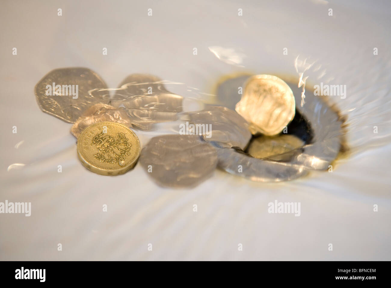 Geld geht den bach runter -Fotos und -Bildmaterial in hoher Auflösung ...