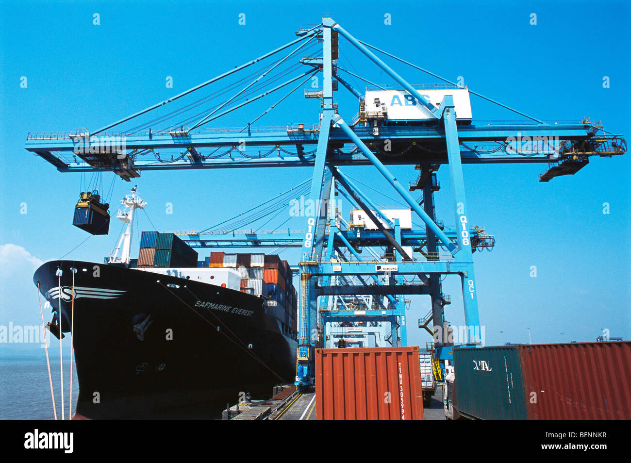 RVA 62574: Container Verladung auf ein Schiff im Hafen Nhava Sheva ...