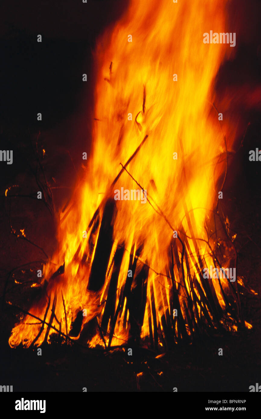 Huge bonfire burning wood fire -Fotos und -Bildmaterial in hoher ...