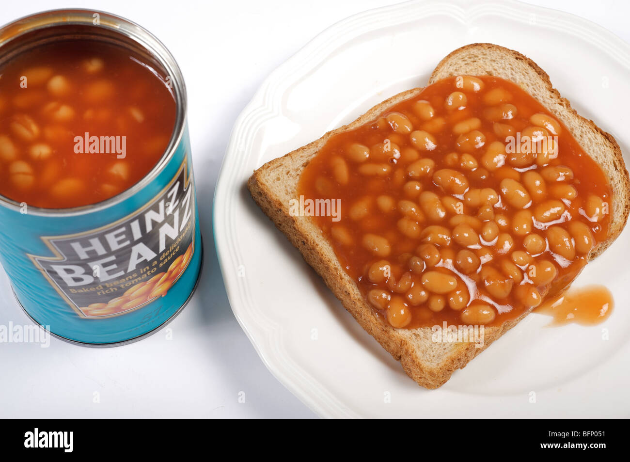 Gebackene bohnen tomatensauce auf toast -Fotos und -Bildmaterial in ...