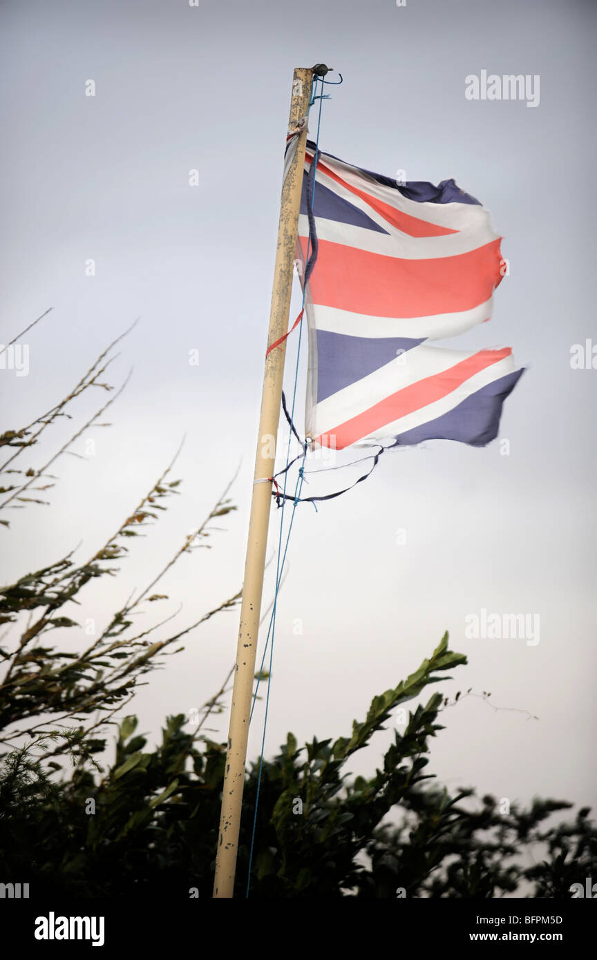Torn british union jack flag -Fotos und -Bildmaterial in hoher ...