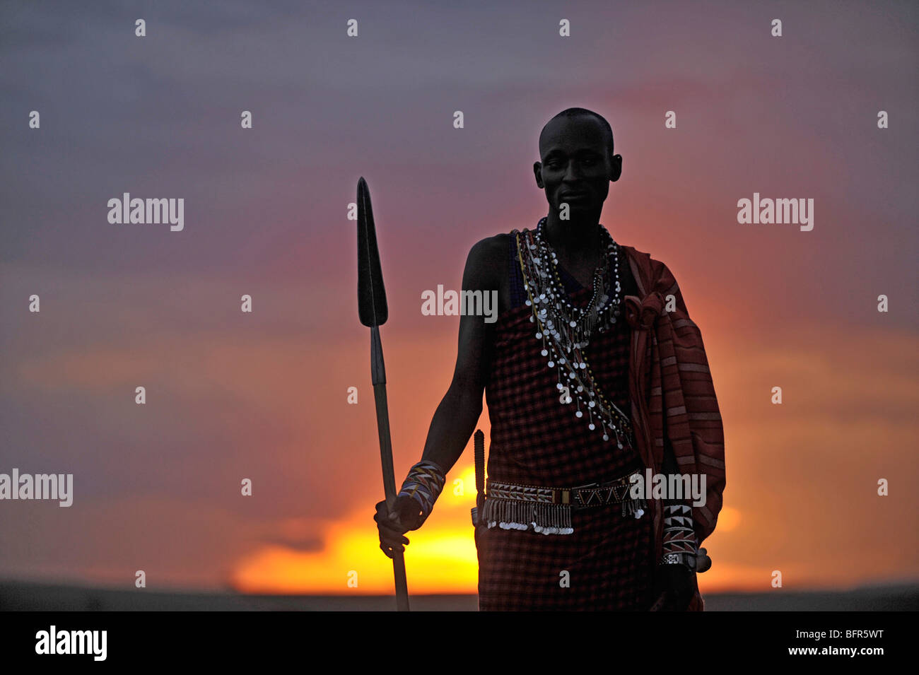 Maasai Moran oder Krieger mit Speer gegen die untergehende Sonne ...