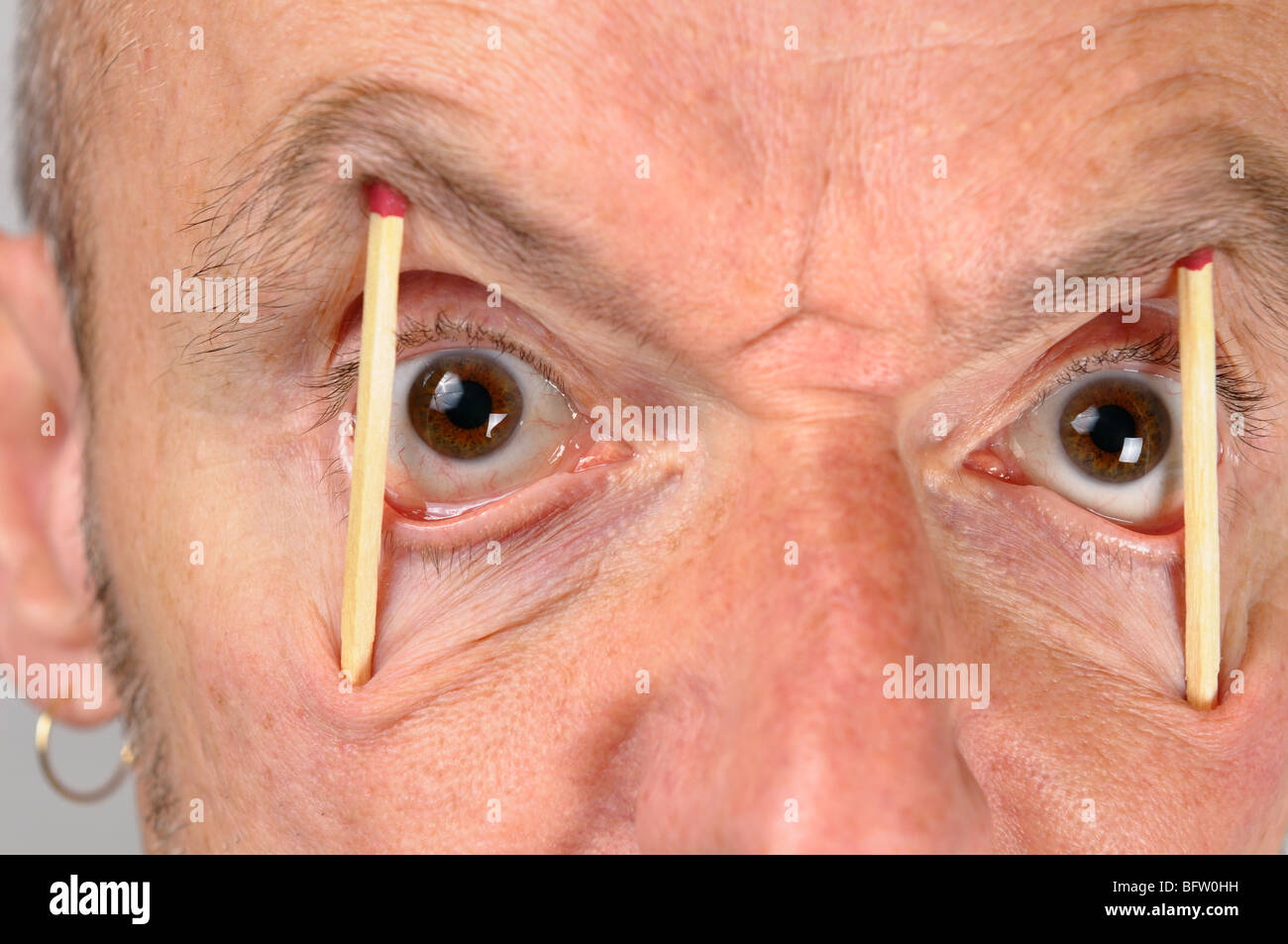 Seine augen weit offen halten -Fotos und -Bildmaterial in hoher ...