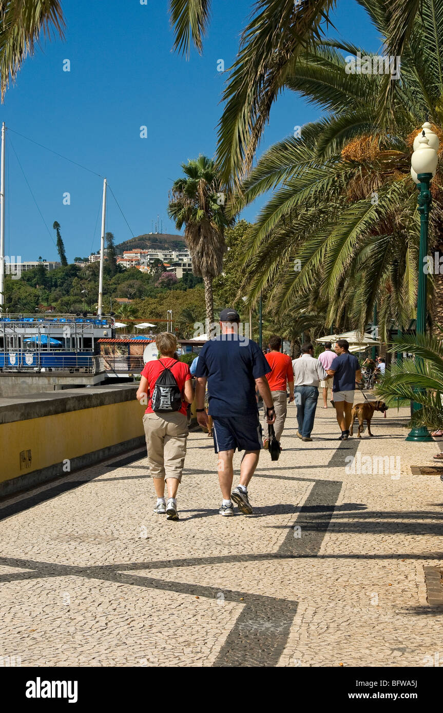 Urlauber Leute Touristen Besucher Wandern entlang der Promenade Funchal ...