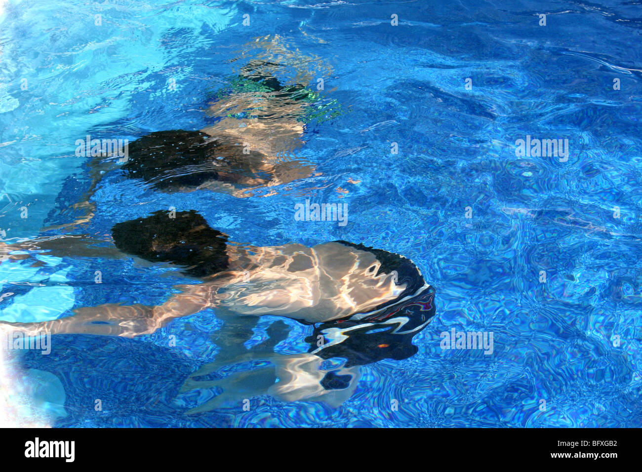 Two boys underwater -Fotos und -Bildmaterial in hoher Auflösung – Alamy