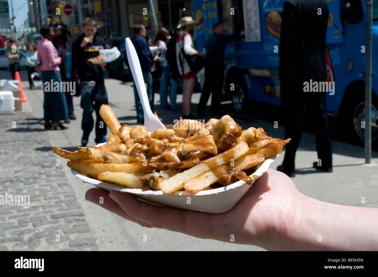 Eine Umhüllung von POUTINE - Pommes frites, Quark und Soße - von einem ...