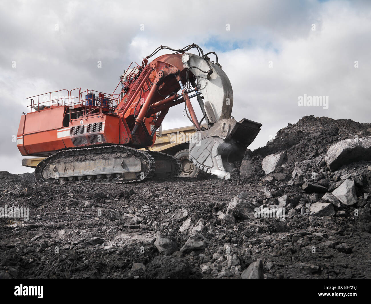 Bagger im steinbruch arbeiten -Fotos und -Bildmaterial in hoher ...