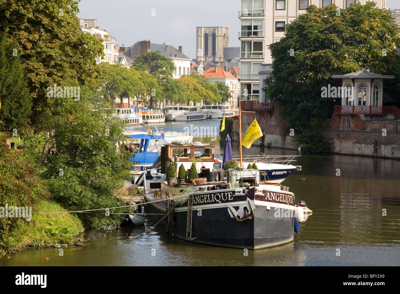 Boat on leie canal ghent -Fotos und -Bildmaterial in hoher Auflösung ...