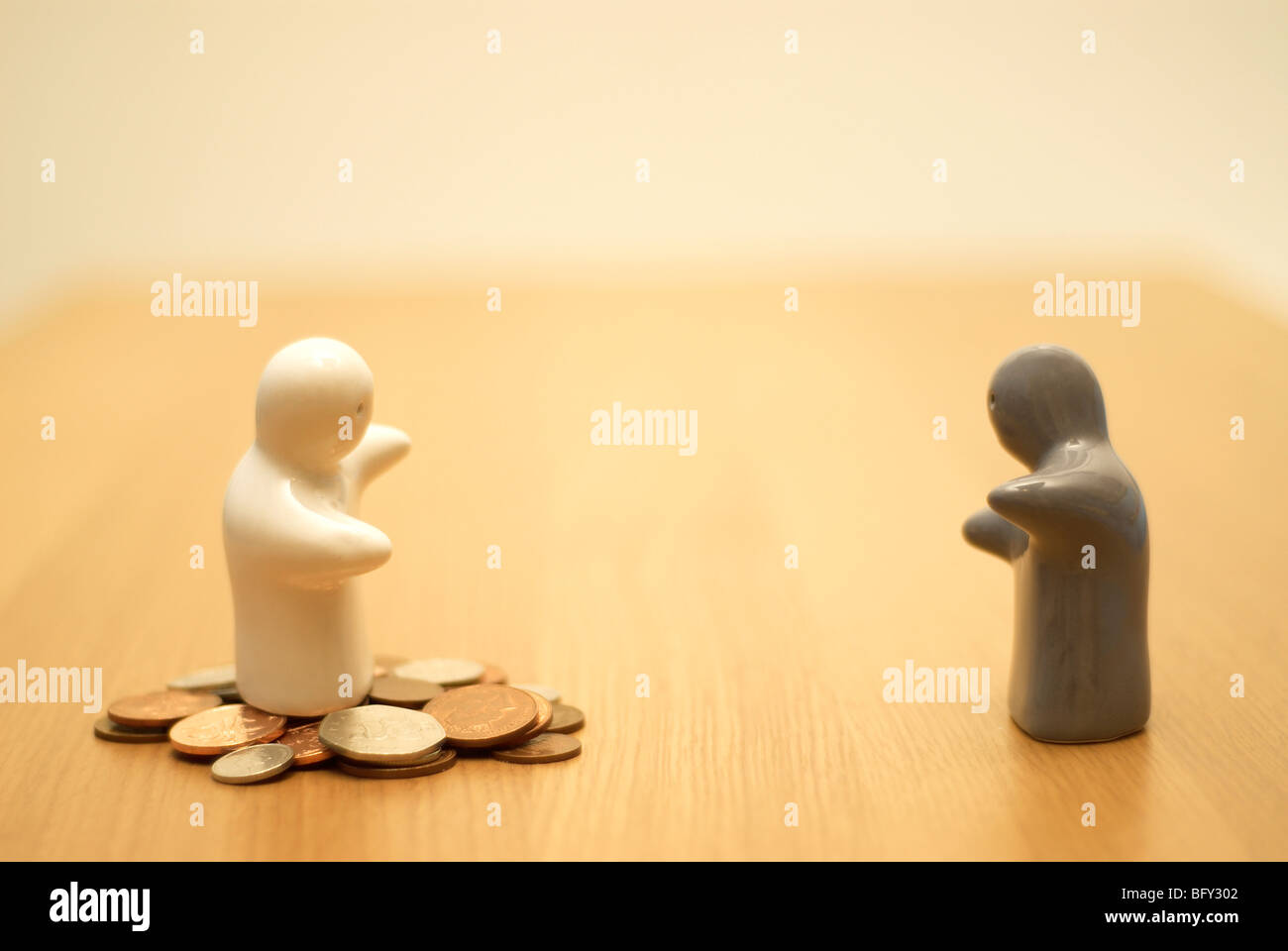 kleine Figuren mit Geld Stockfotografie - Alamy