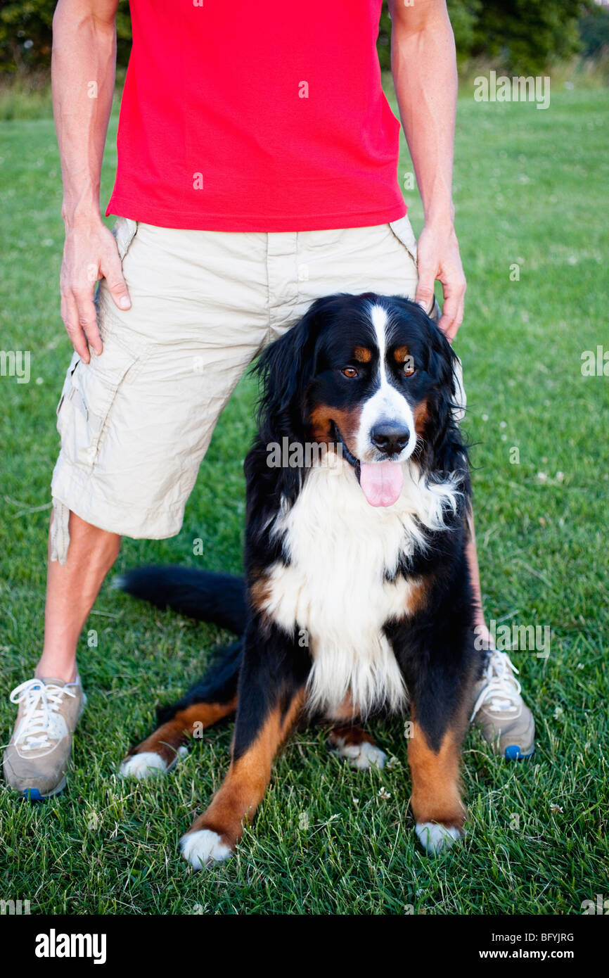 Sitzender mann mit hund -Fotos und -Bildmaterial in hoher Auflösung – Alamy