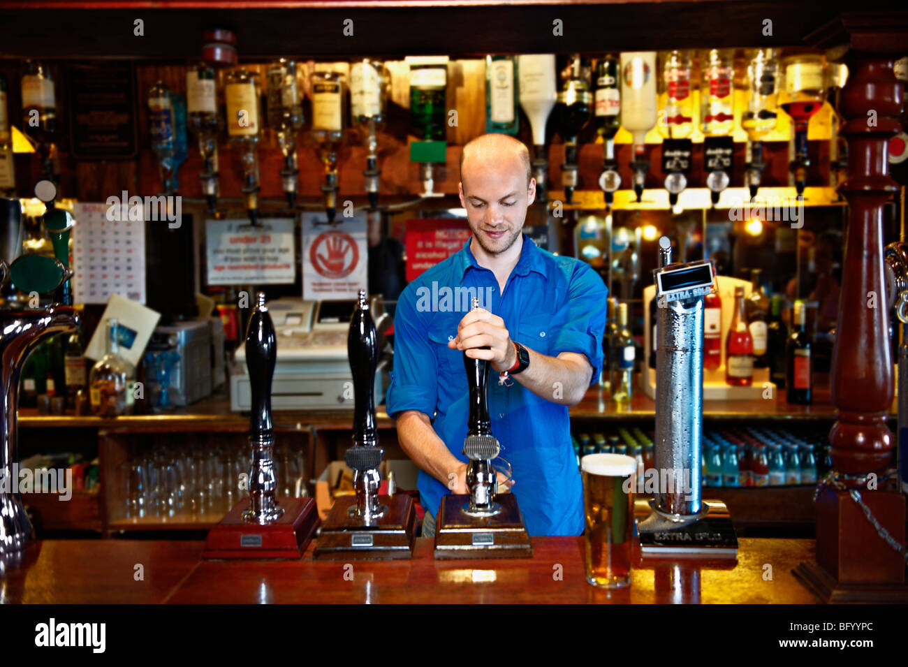 Barmann stehend hinter bar im Pub Stockfotografie - Alamy