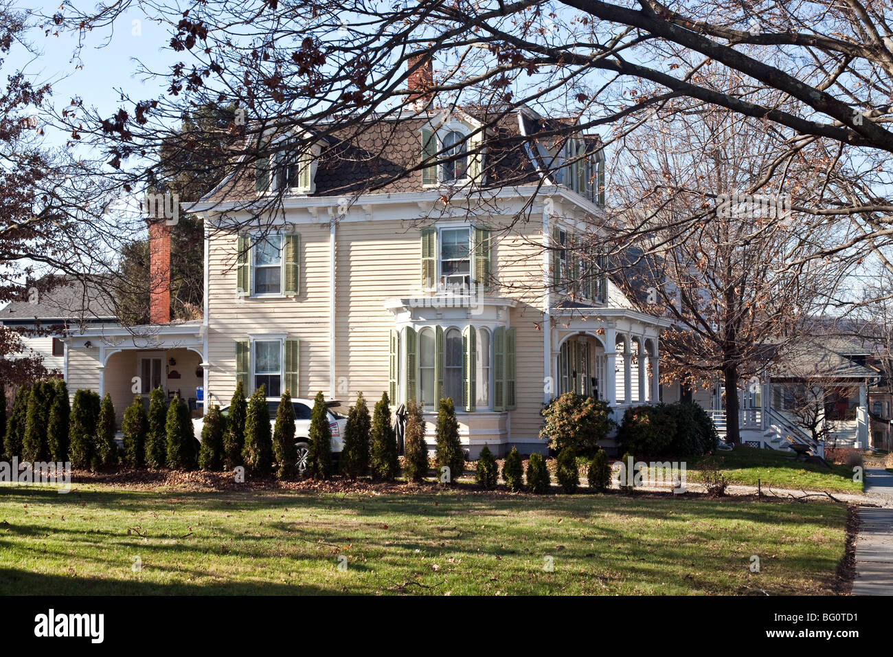 elegante blasse gelbe viktorianischen Haus außen mit Moosgrün ...