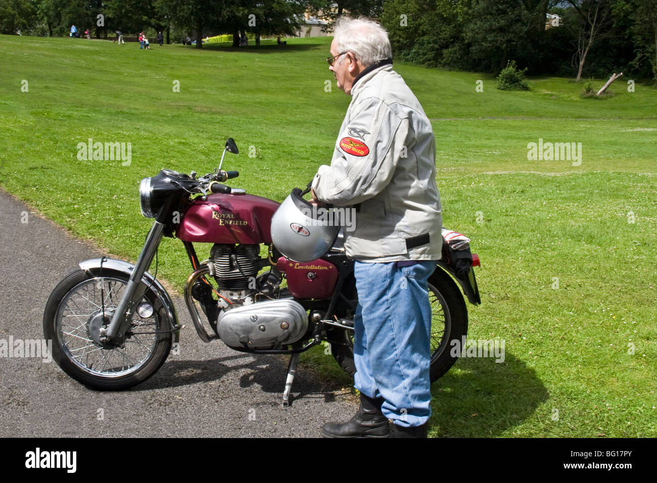 älterer motorradfahrer -Fotos und -Bildmaterial in hoher Auflösung – Alamy
