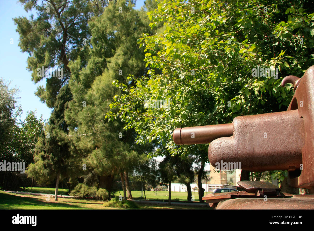Israel, See Genezareth. Renault Tank hielt an der Pforte des Kibbuz ...