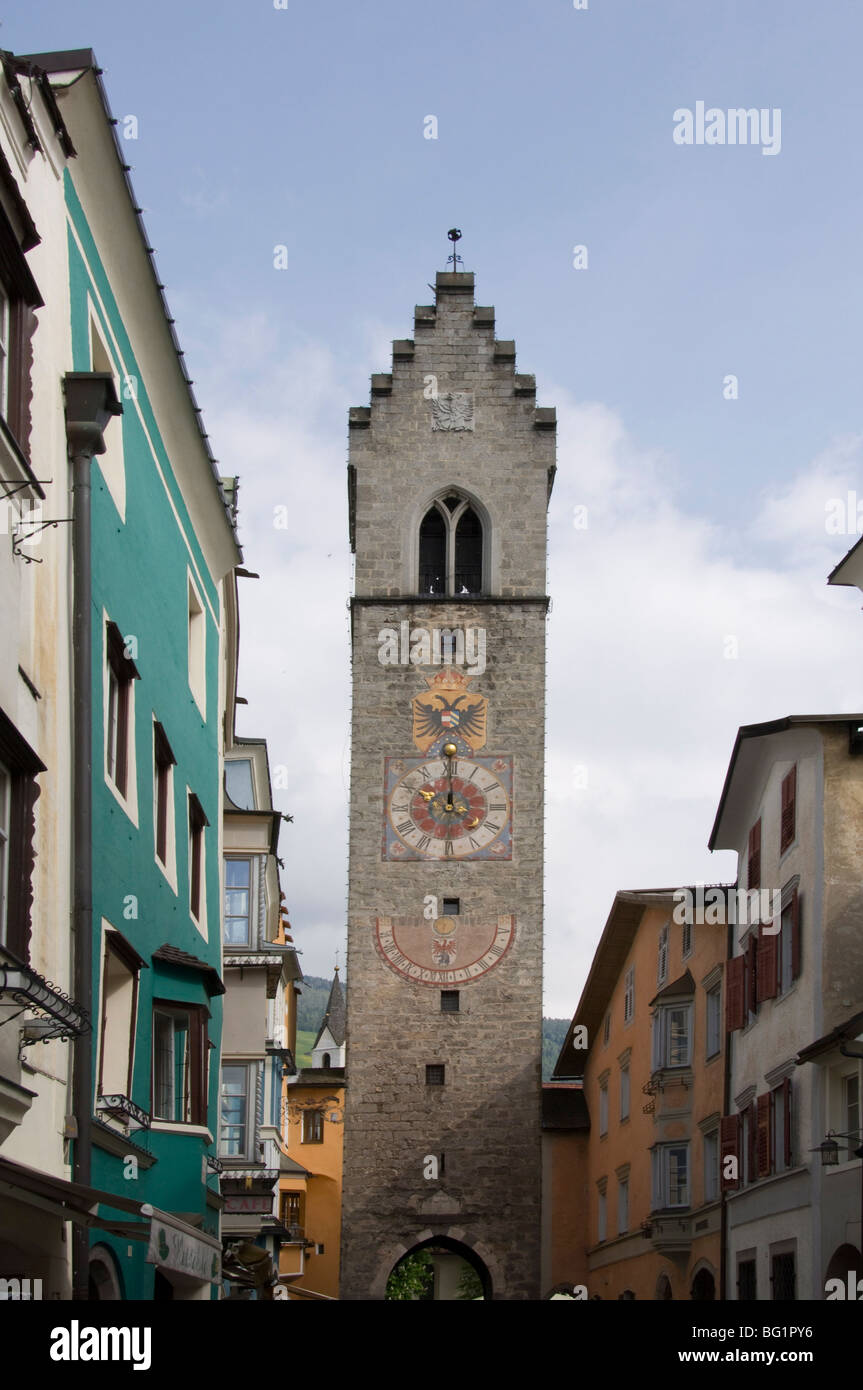 Der Tor-Turm mit Uhr, Altstadt, Sterzing, Brenner Straße, Italien ...