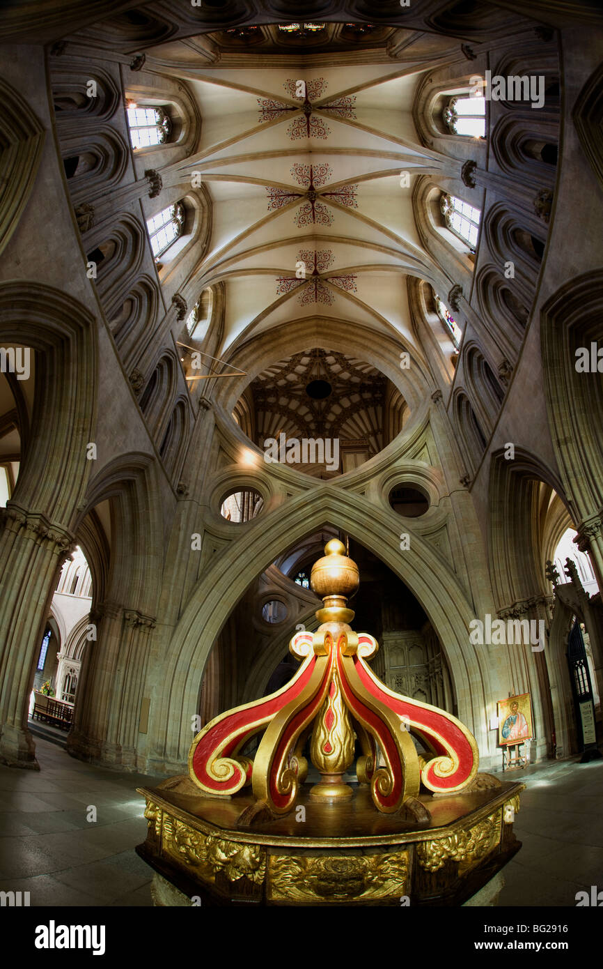 Anglo-Saxon Font in Wells Cathedral, mit Blick auf die Schere Bogen und ...
