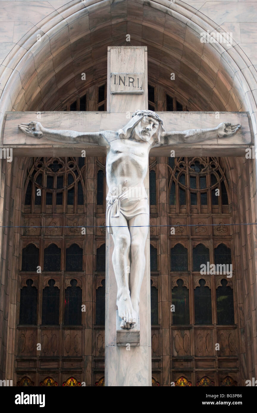 Statue von jesus am kreuz -Fotos und -Bildmaterial in hoher Auflösung – Alamy