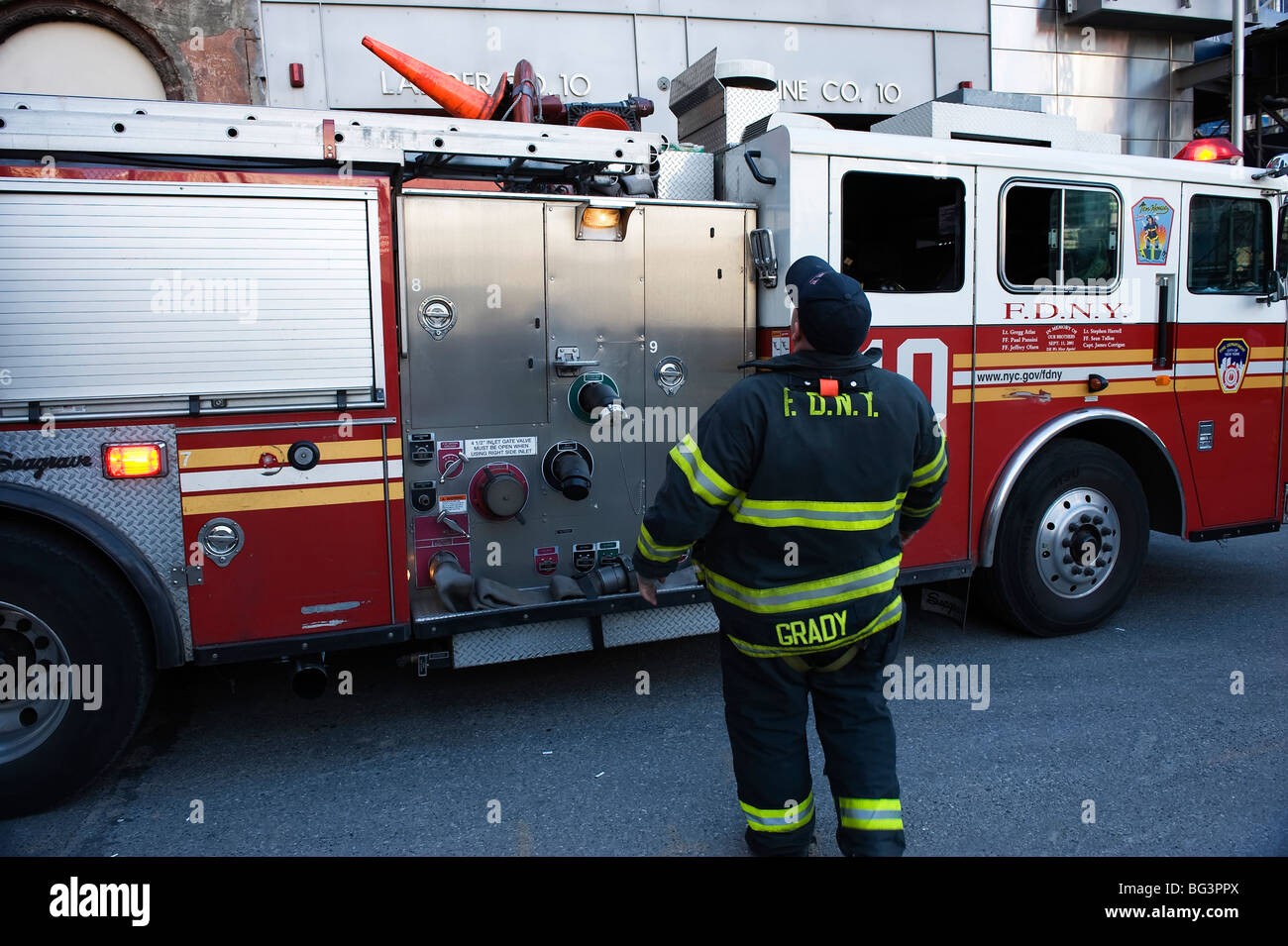 Nyc firefighter -Fotos und -Bildmaterial in hoher Auflösung – Alamy