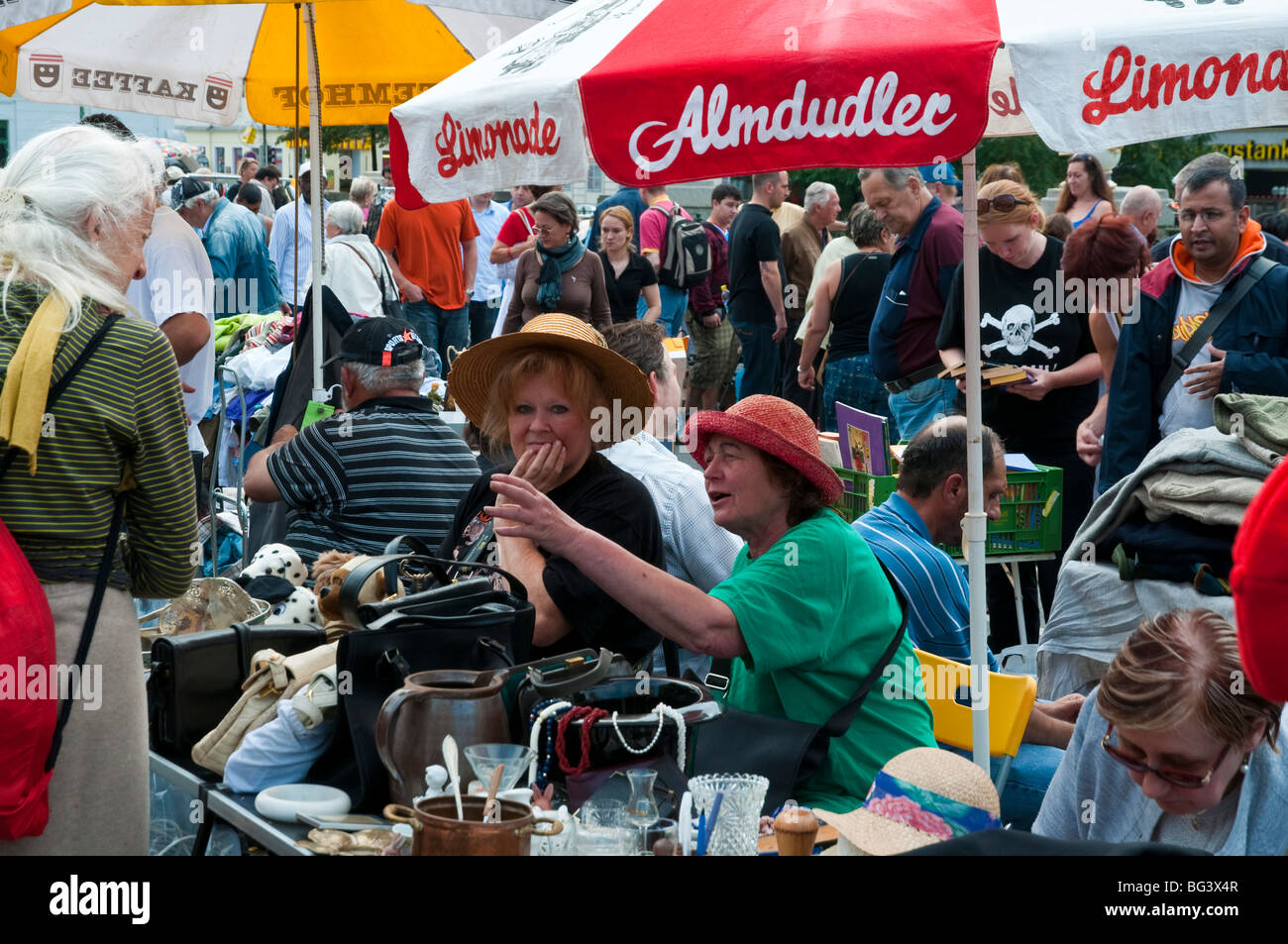 Flohmarkt am Naschmarkt, Wien, Österreich | Flohmarkt am Naschmarkt ...