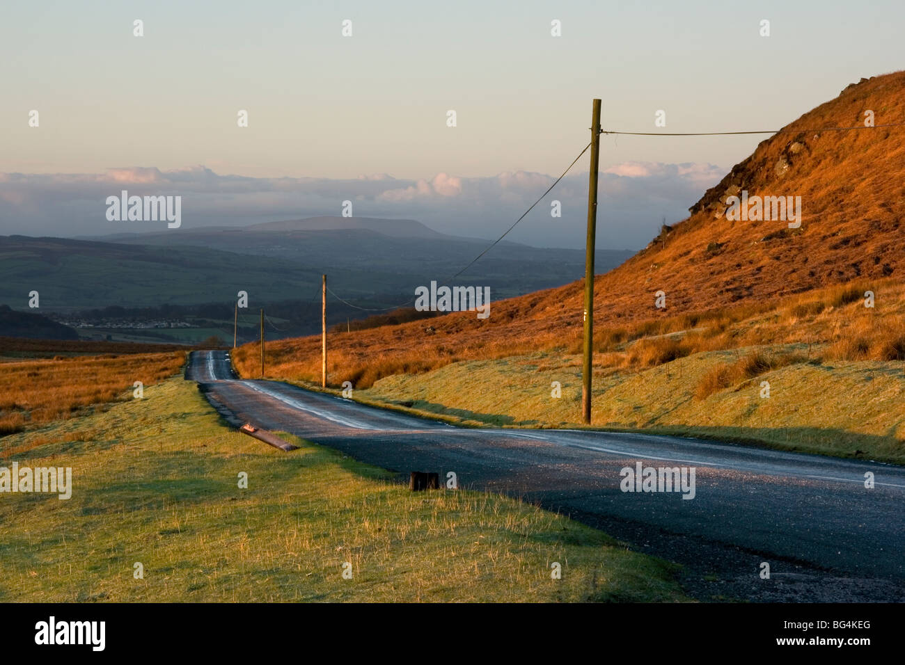 Morgensonne auf Embsay Moor, North Yorkshire, mit einem Blick in die ...