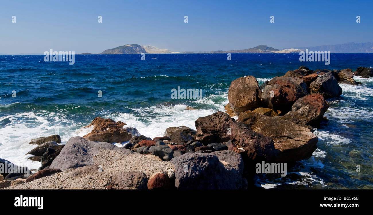 Blick auf Felsen am Strand von Mandraki auf der griechischen Insel ...