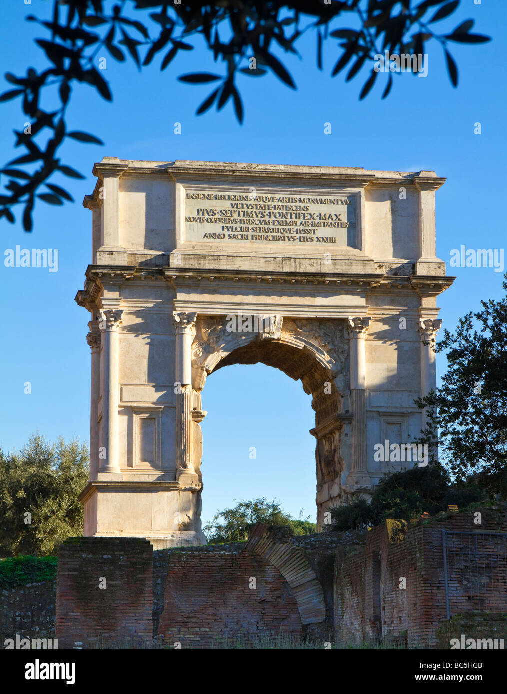 Titusbogen im forum romanum -Fotos und -Bildmaterial in hoher Auflösung ...