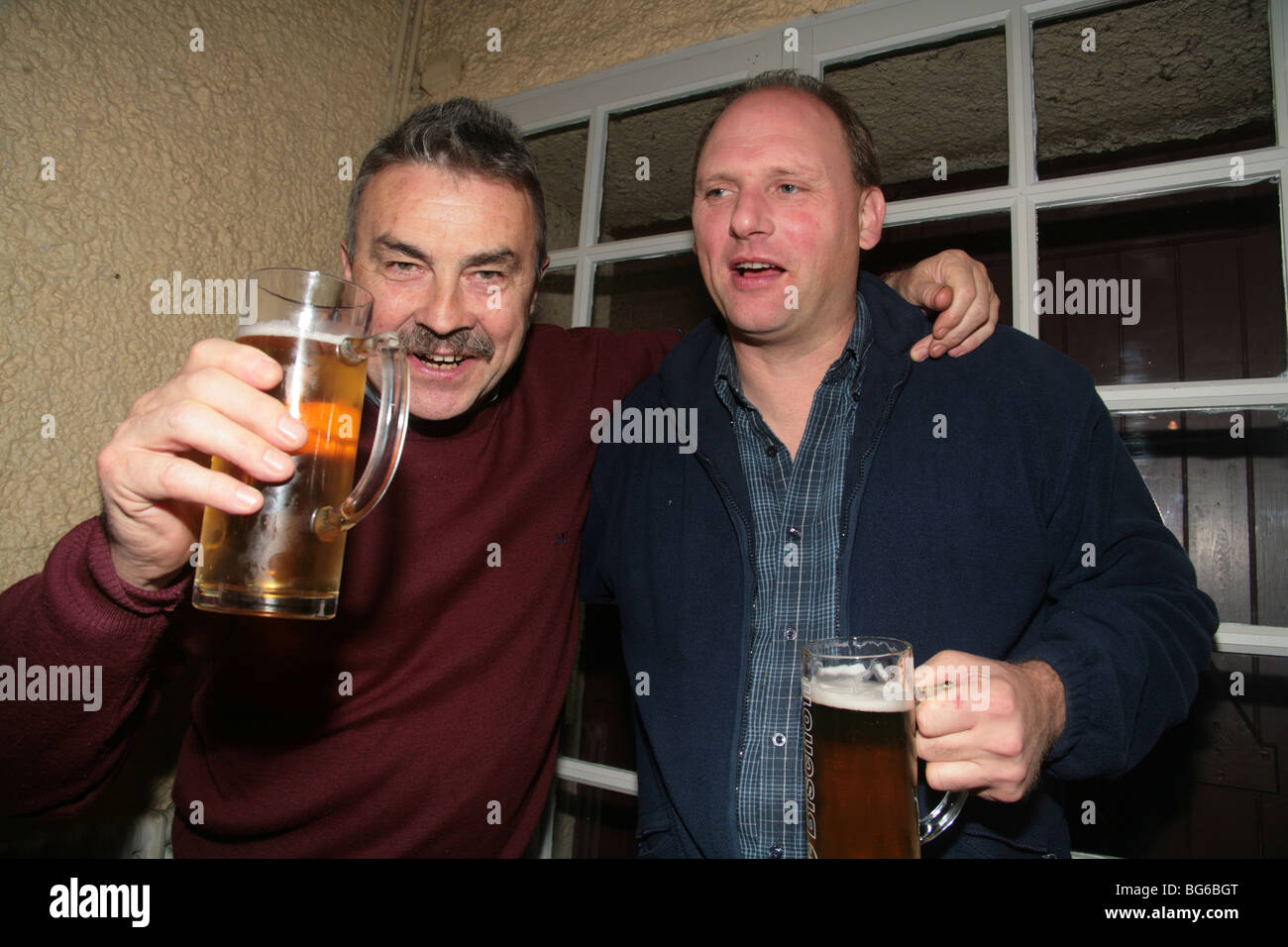 Drunk men -Fotos und -Bildmaterial in hoher Auflösung – Alamy