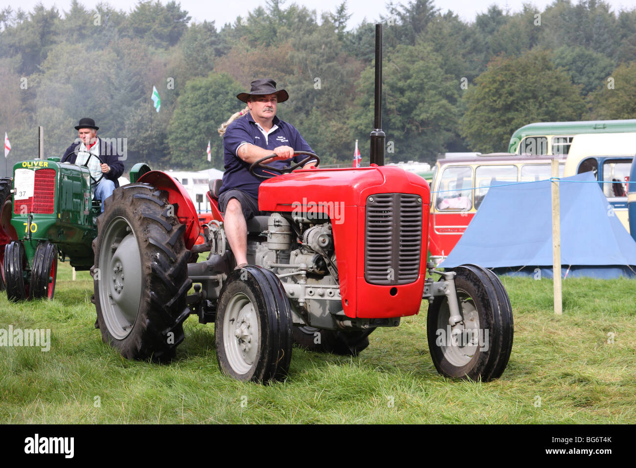 Roter traktor -Fotos und -Bildmaterial in hoher Auflösung – Alamy
