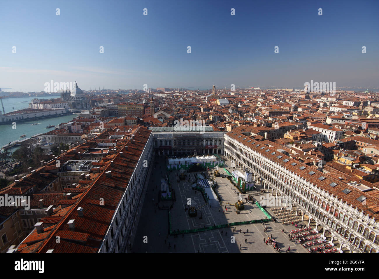Luftaufnahme von St. Markus Platz in Venedig, vom Markusplatz Campanile ...