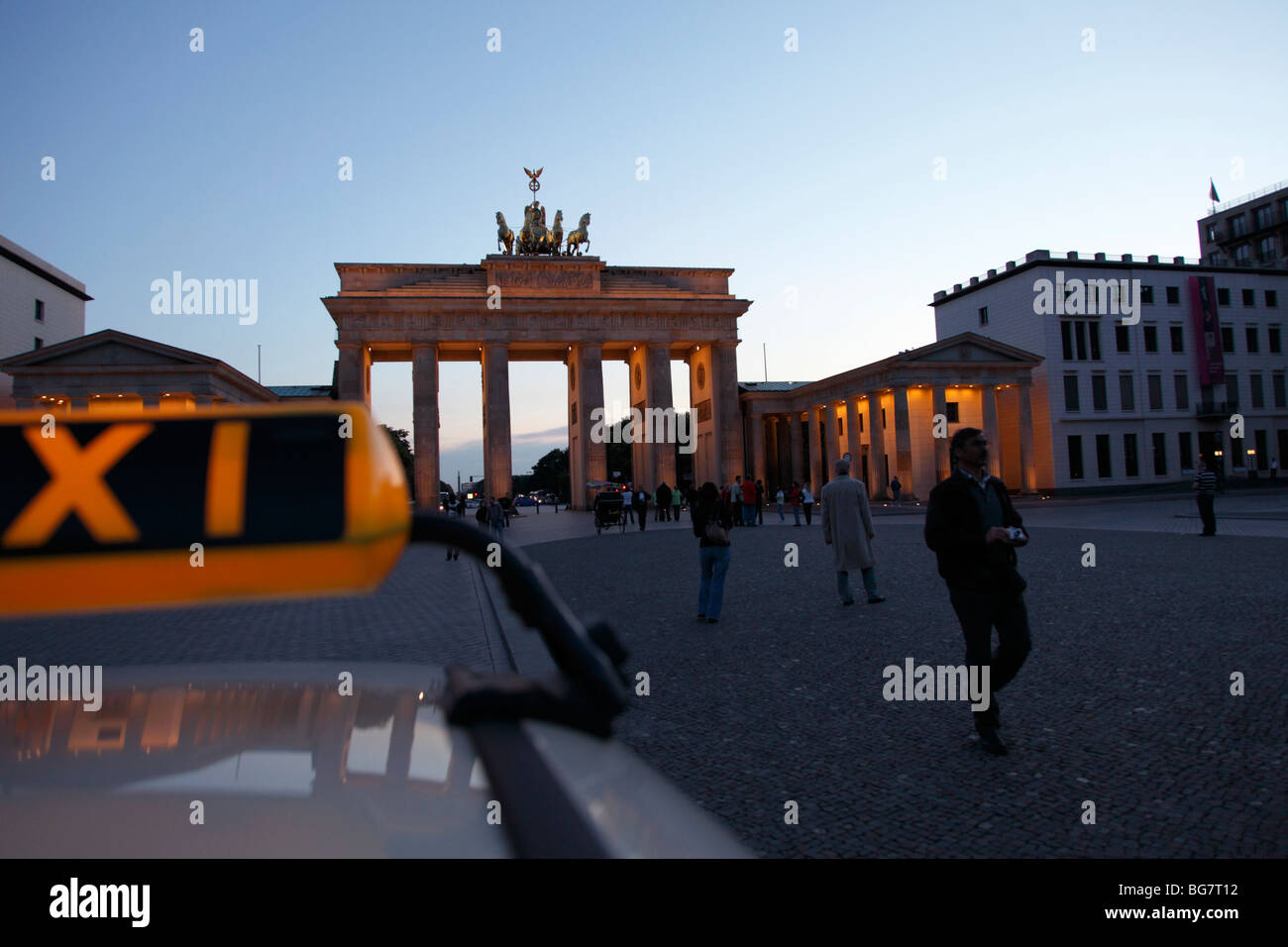 Deutschland, Berlin, Unter Den Linden, Pariser Platz, Brandenburger Tor ...