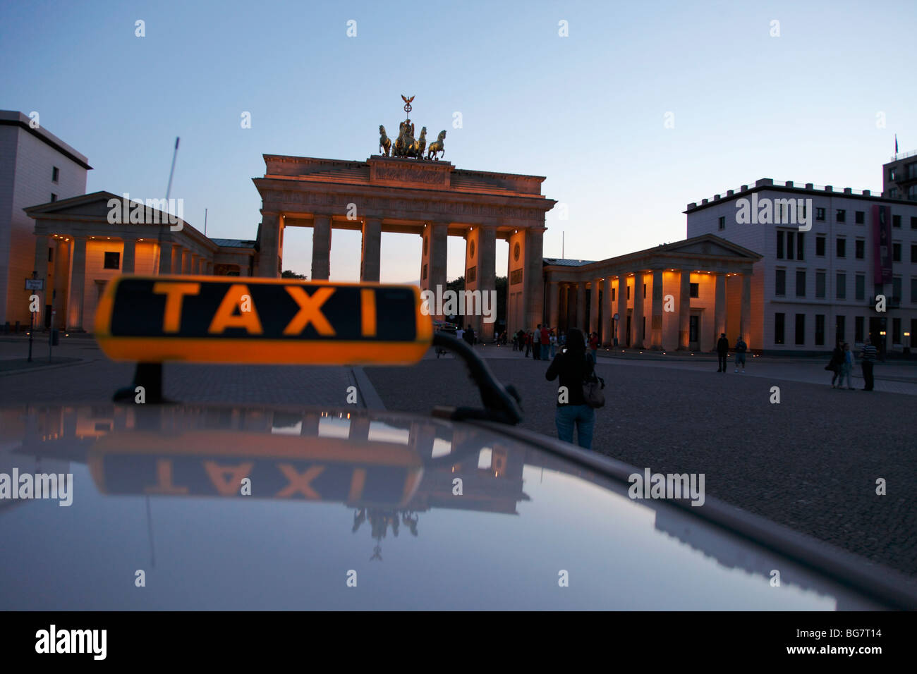 Deutschland, Berlin, Unter Den Linden, Pariser Platz, Brandenburger Tor ...