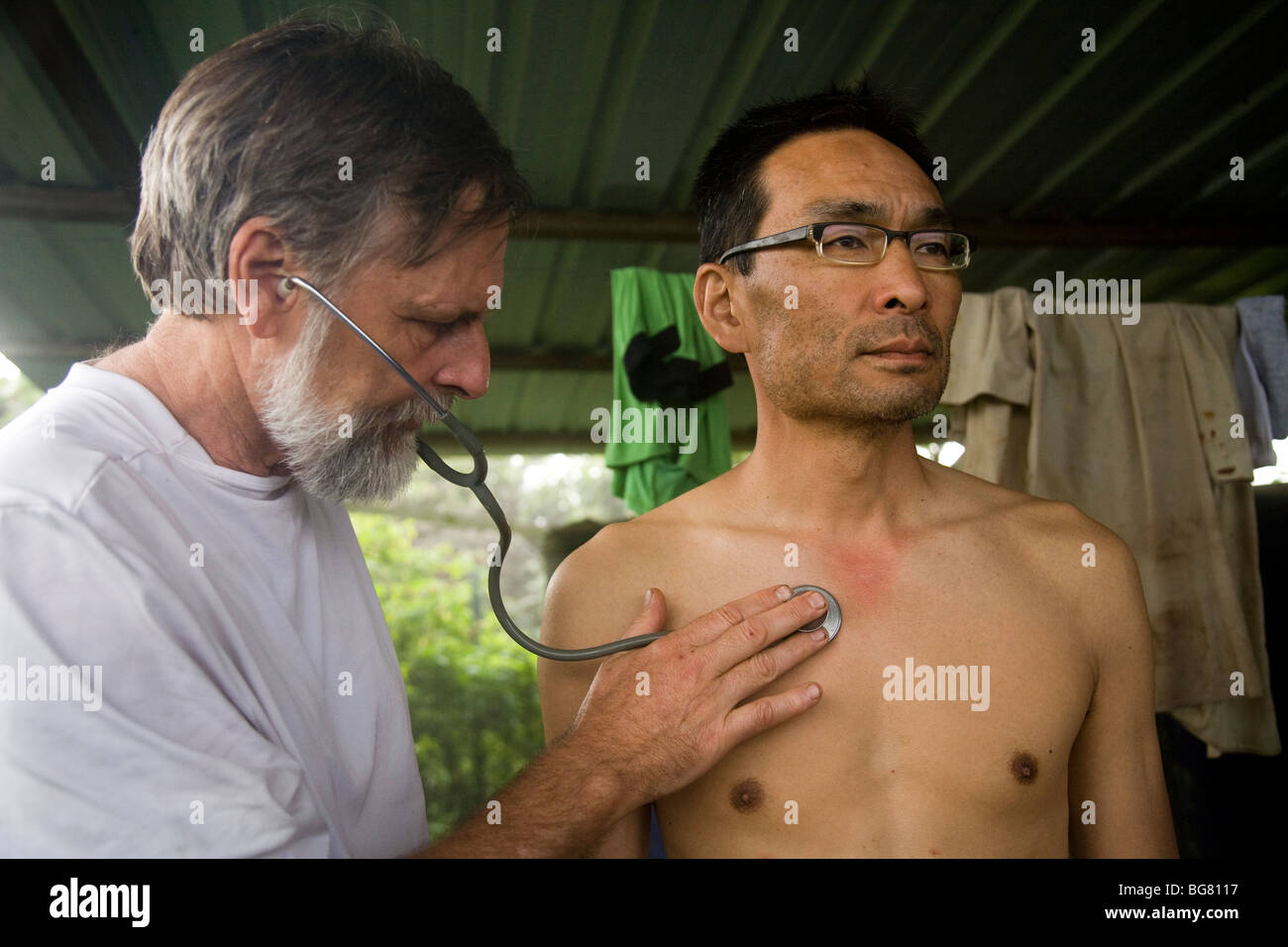 Dr Rob Smith Hört Geräusche Im Chris Sasakis Lunge Während Einer Expedition Nach Vulkan Alcedo