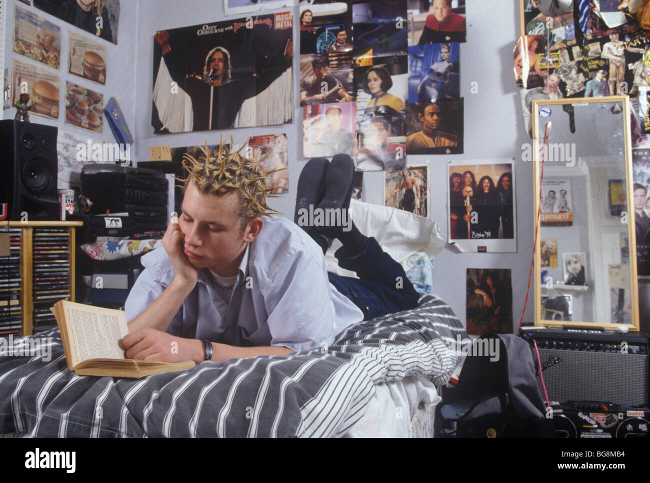 Teenager mit Punk-Frisur Stockfotografie - Alamy
