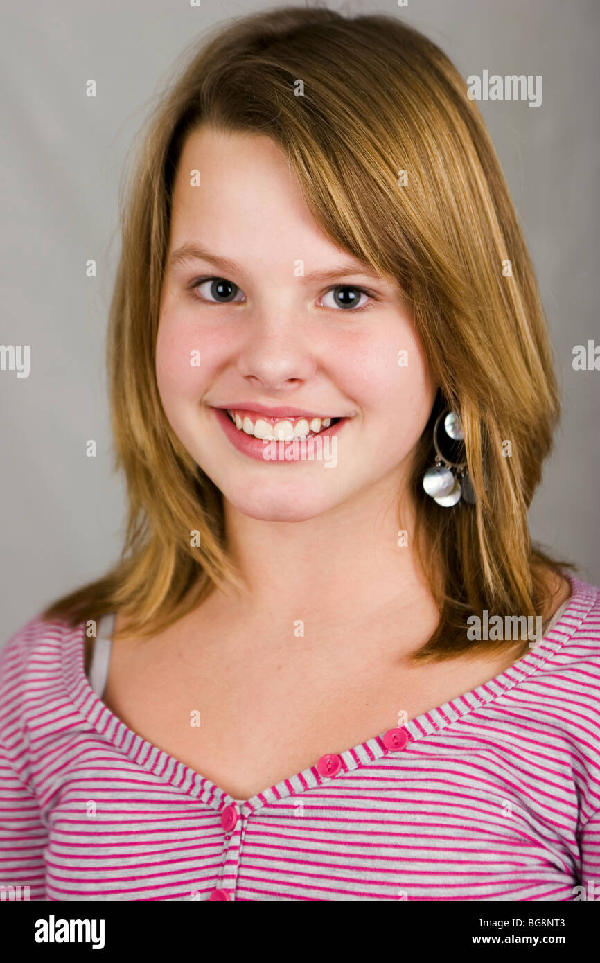 Cute teen girl crooked teeth -Fotos und -Bildmaterial in hoher ...