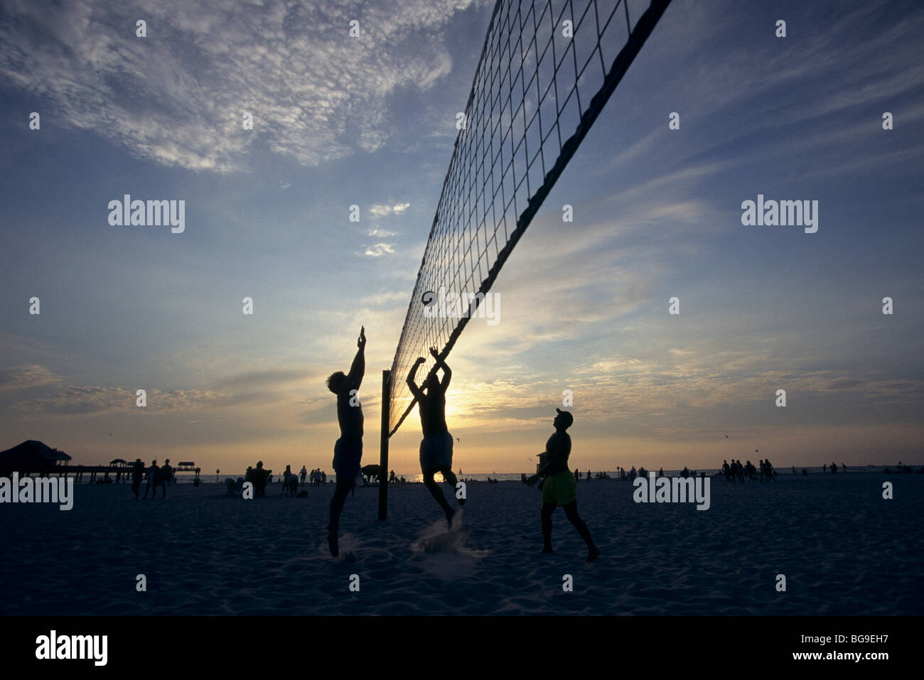 Beach volleyball players sunset -Fotos und -Bildmaterial in hoher ...