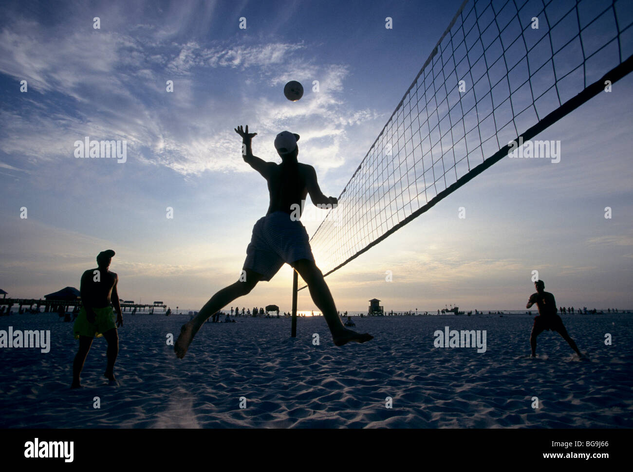 Beach volleyball players sunset -Fotos und -Bildmaterial in hoher ...