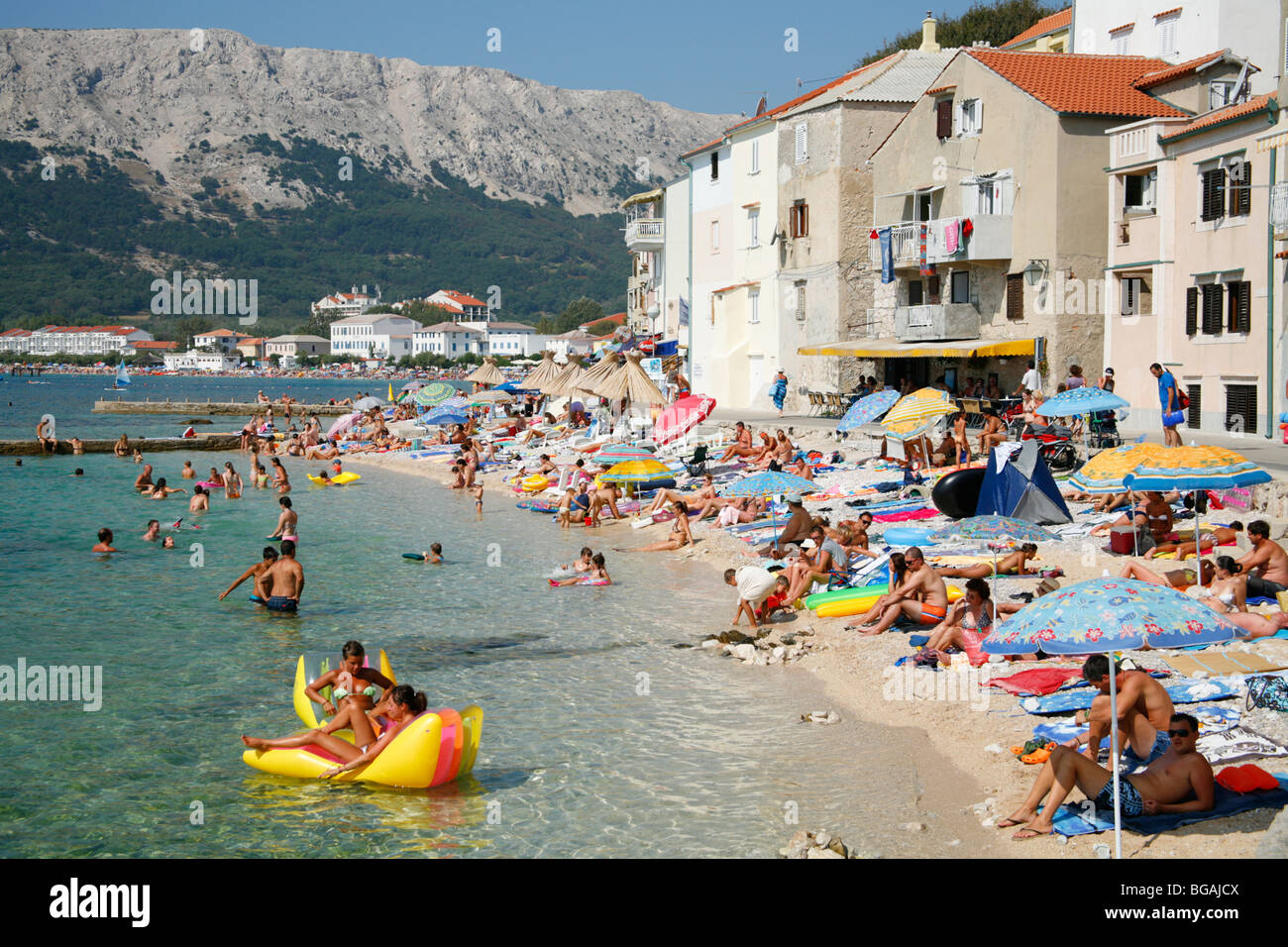 Kroatien. Dorf-Insel Krk. Baska. Stadtstrand Stockfotografie - Alamy