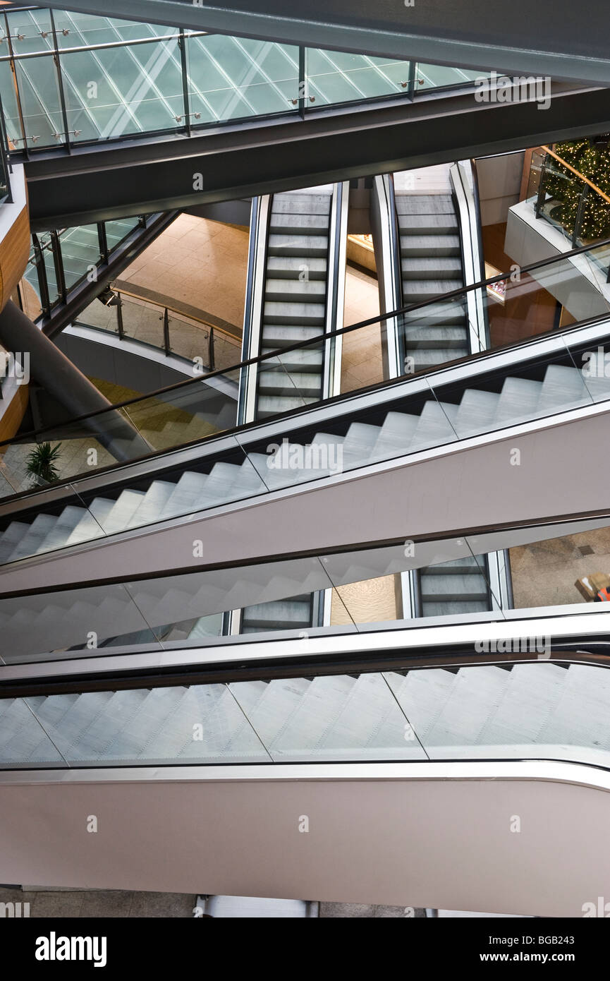 Escalators and stairs -Fotos und -Bildmaterial in hoher Auflösung – Alamy