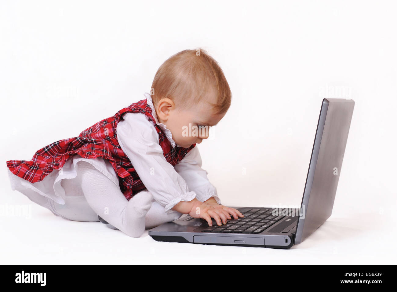 Mädchenbaby mit elegantem aussehen Ausgeschnittene Stockfotos und ...