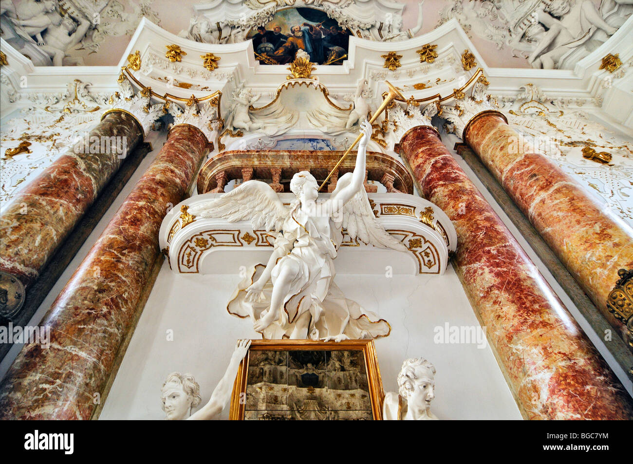 Angel with fanfare -Fotos und -Bildmaterial in hoher Auflösung – Alamy