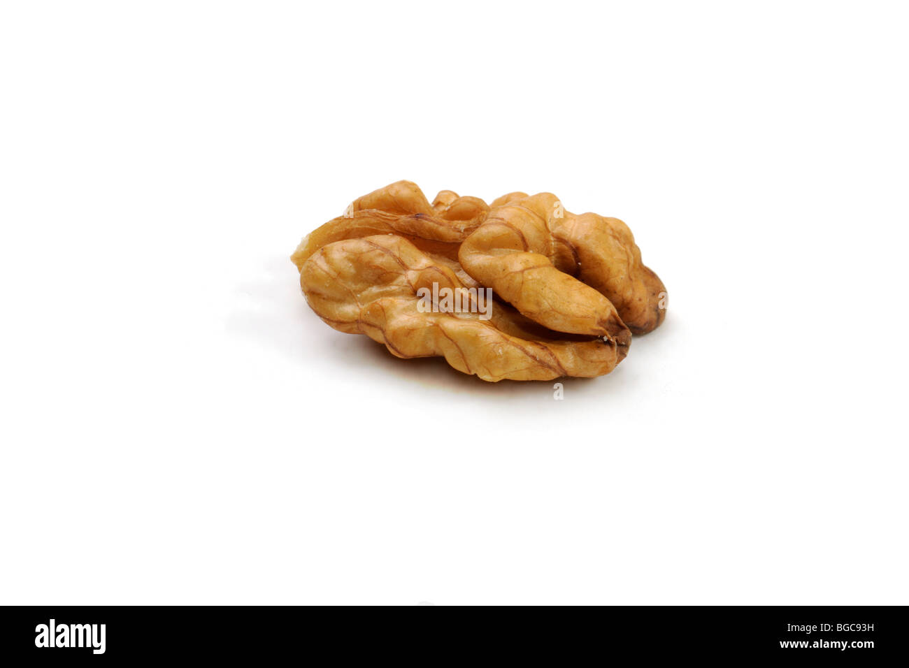 Die Hälfte einer geschälten Walnuss (Juglans L.) auf weißem Hintergrund ...