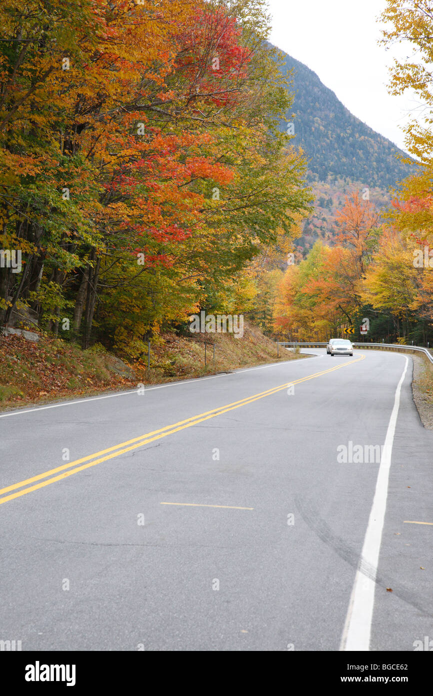 Die Kancamagus Highway (Route 112) in den Herbstmonaten ist einer der ...