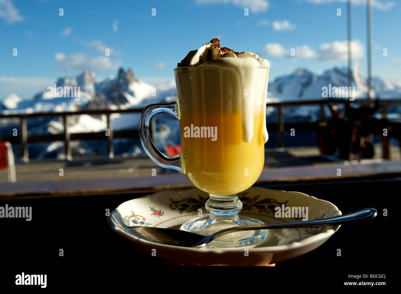 Ein Bombardino in der Berghütte Pomedes. Sud Tirol, Dolomiten, Italien ...