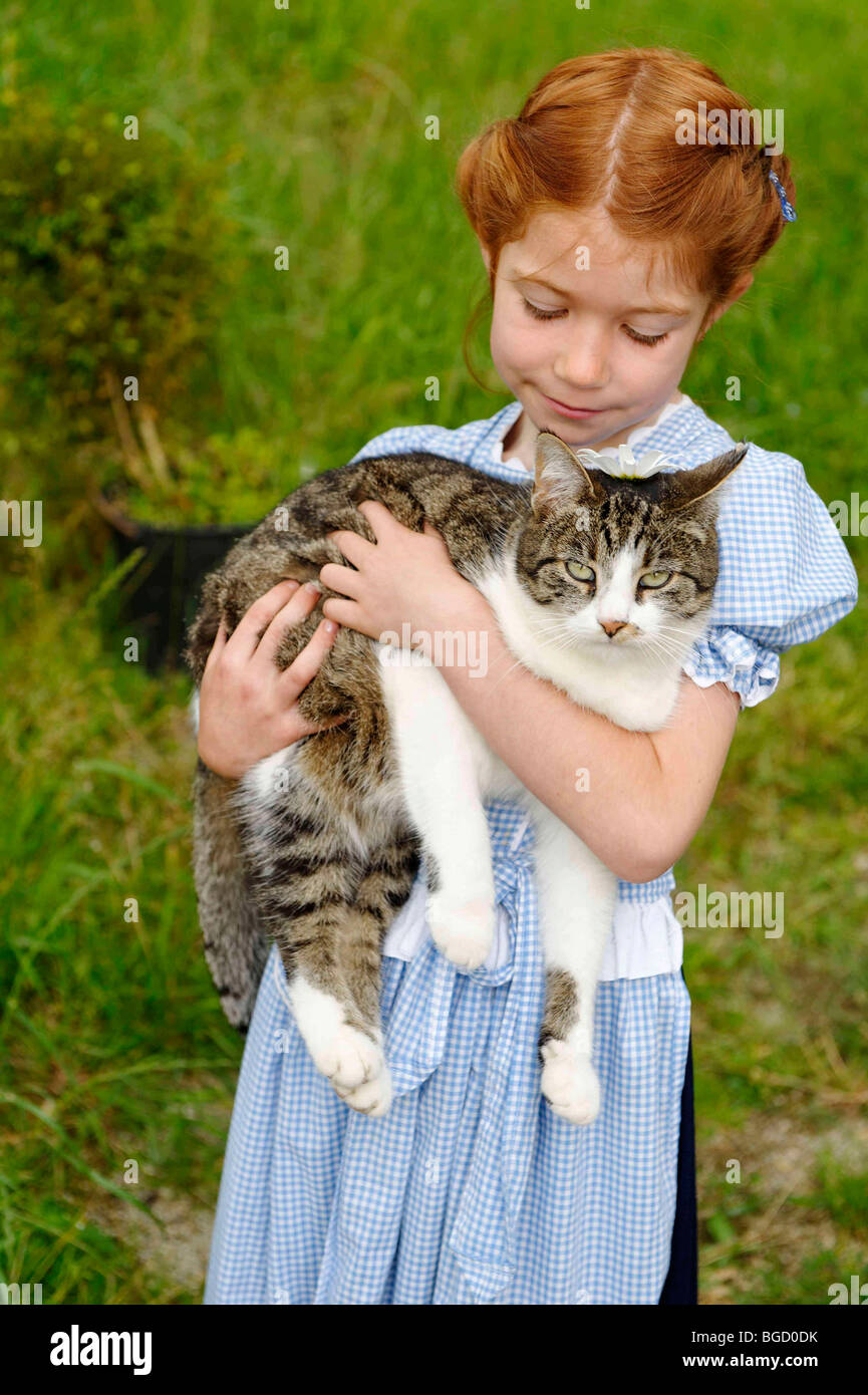 Mädchen und katze -Fotos und -Bildmaterial in hoher Auflösung – Alamy