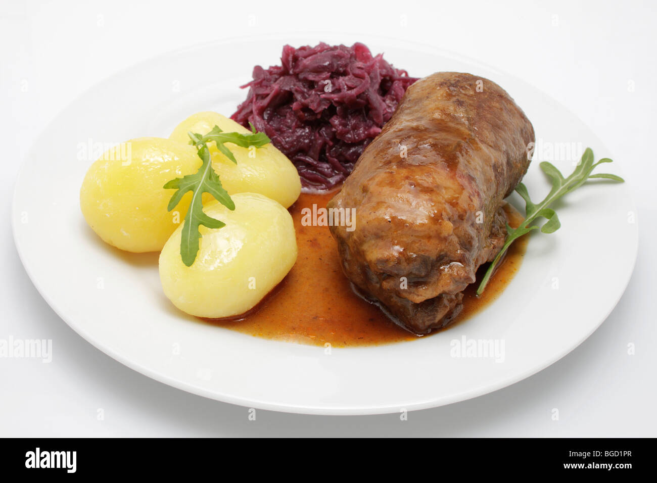 Gefüllte Rindsroulade mit Soße, Rotkohl und Salzkartoffeln ...