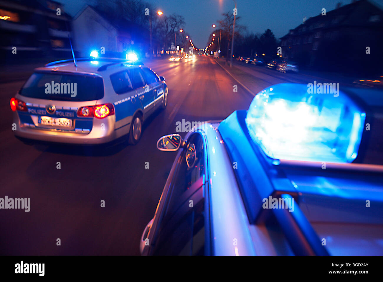 Streifenwagen der Polizei mit Blaulicht eingeschaltet und Sirene ...