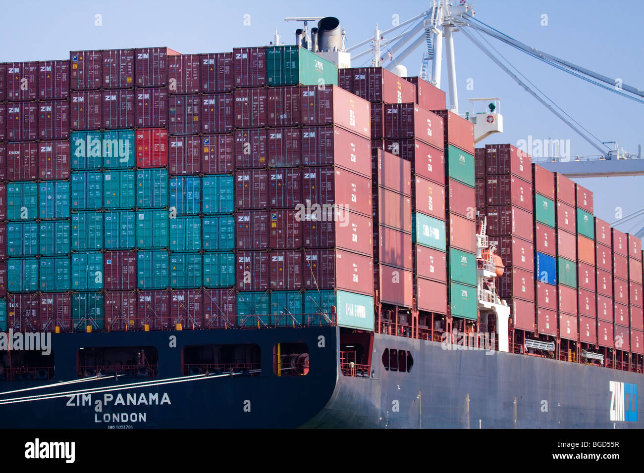 Stapel von Containerschiffbeladung auf einem Fracht-Container-Schiff ...