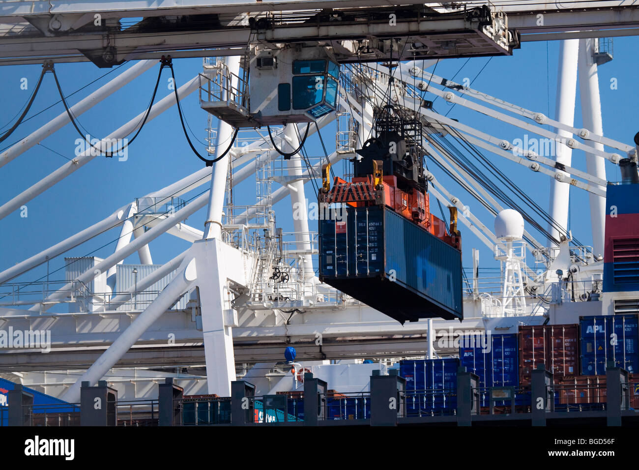 Container Kran heben Portainer Versandbehälter von Cargo ship ...