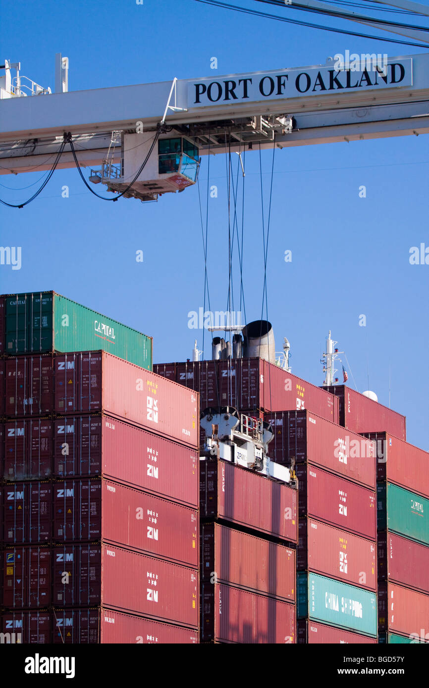 Kran heben Portainer es entladen von Fracht-Container-Schiff ...