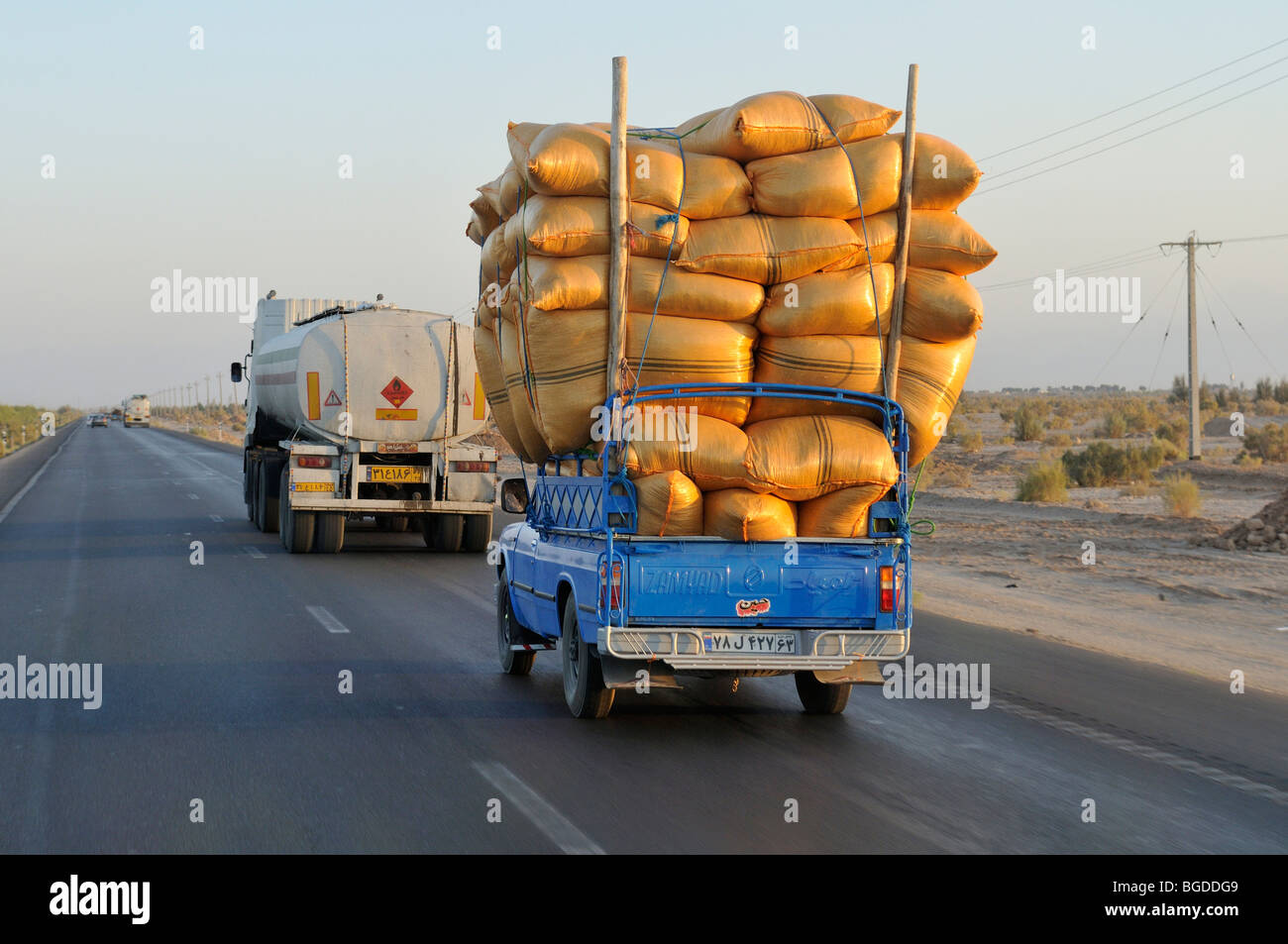 Iranische Pickup-Truck, überladen mit Säcken auf einer Autobahn, Iran ...
